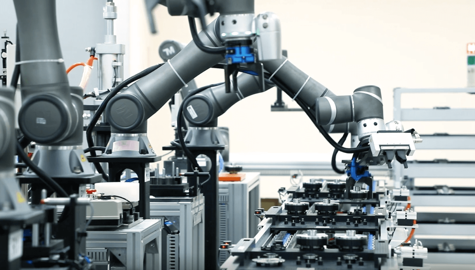 Les robots collaboratifs : de multiples applications pour une usine en ...